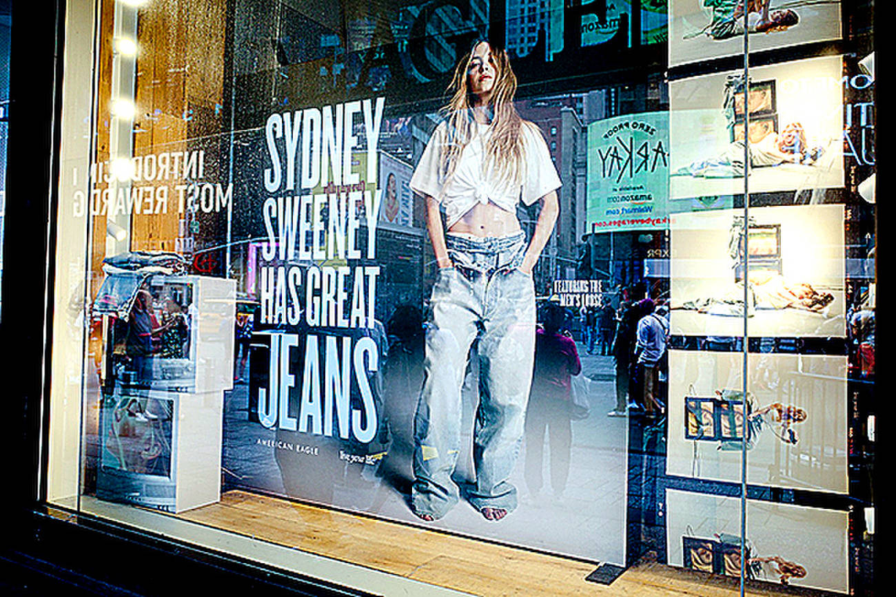 「優れた遺伝子」うたう米ジーンズ広告が物議 起用俳優は青い目で金髪の白人 | 朝日ウイークリーデジタル(Asahi Weekly DIGITAL)日本語解説付きで読めて聴ける英字新聞